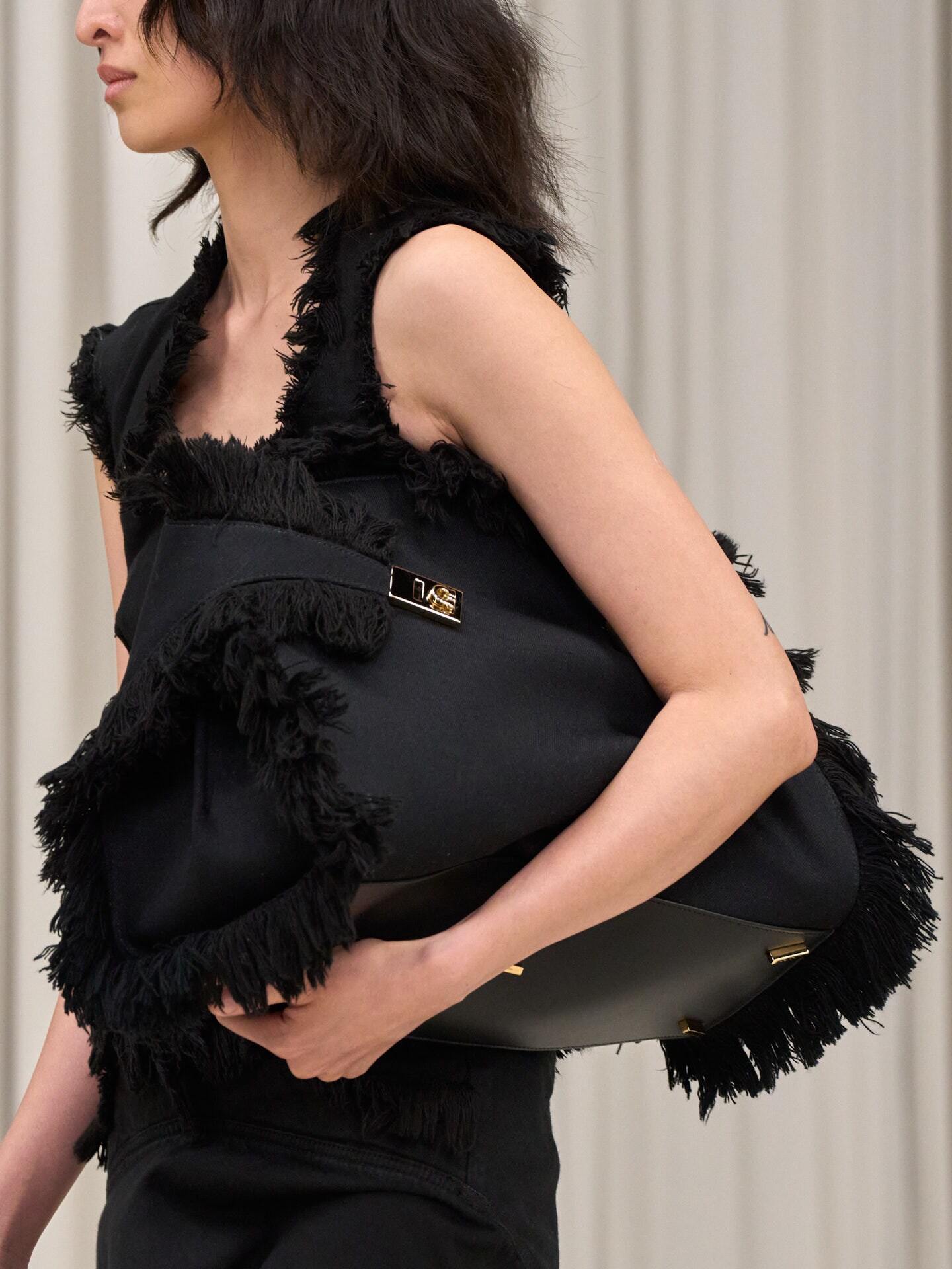 2025 봄/여름 컬렉션을 | 페라가모 KO