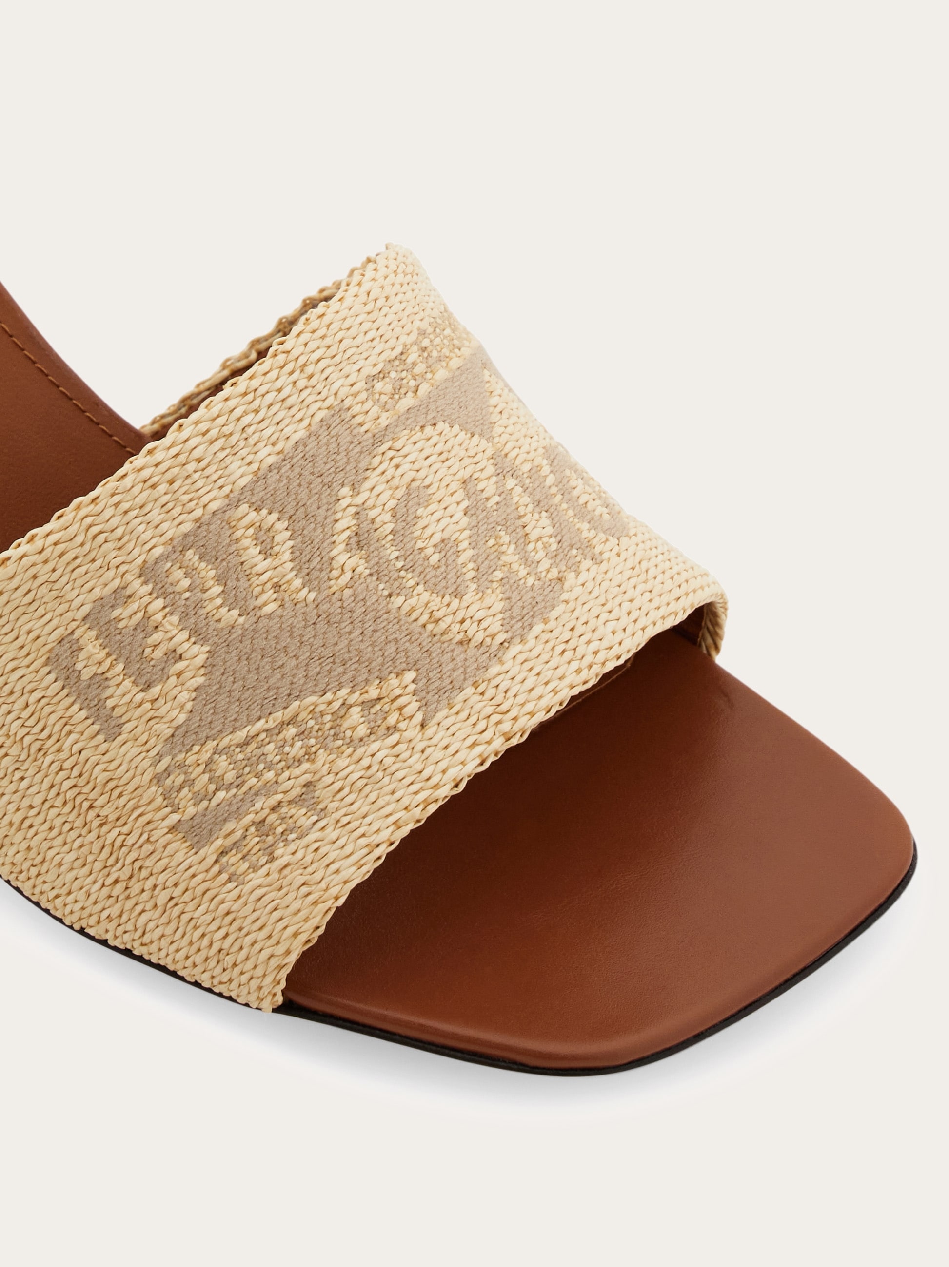 Venna logo slide - Women | Ferragamo