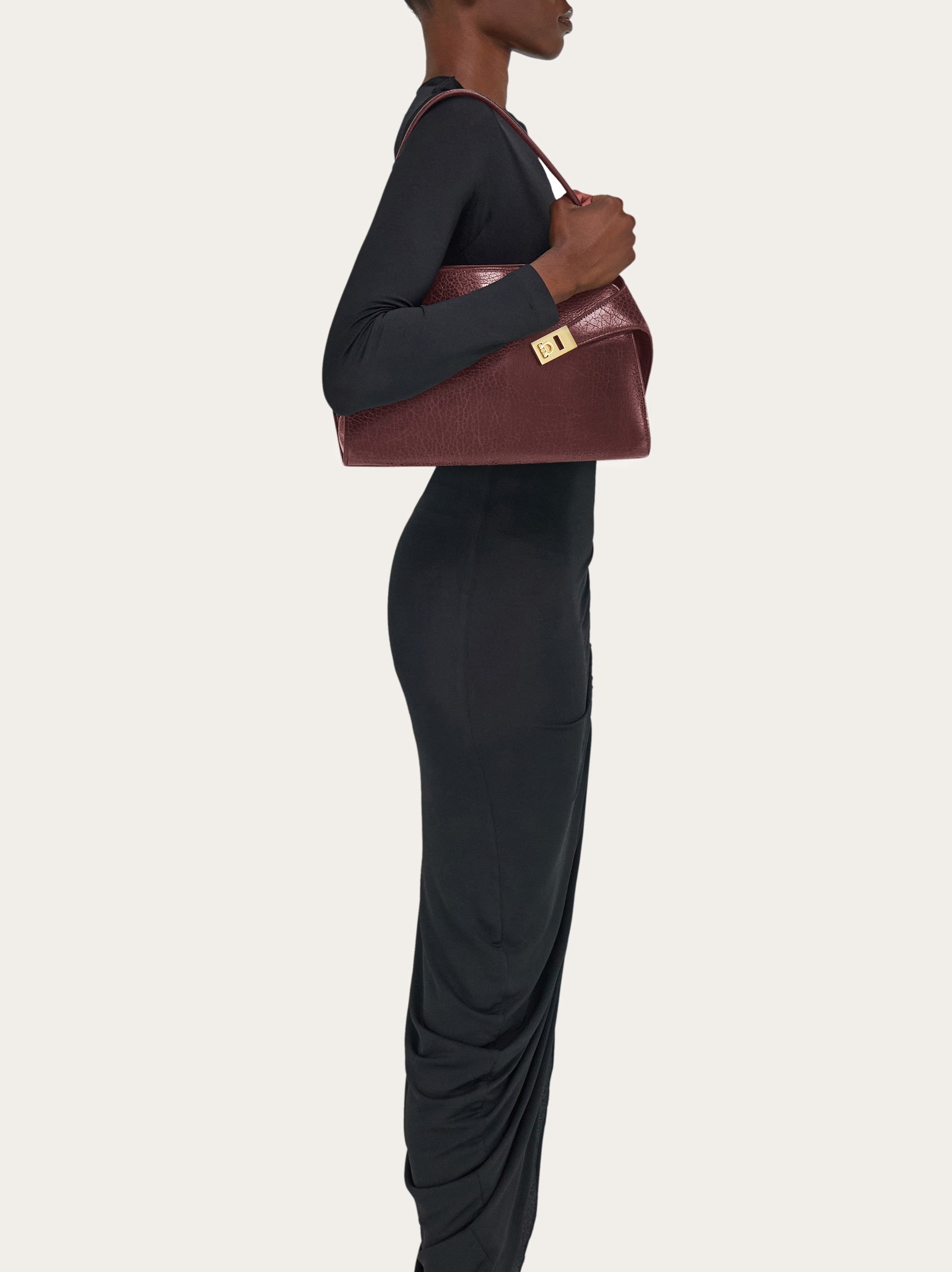 Hug soft shoulder bag (M) - Women | Ferragamo